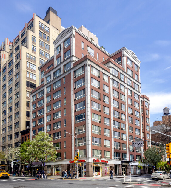 Chelsea Place | No Fee Luxury Apartments | Manhattan Skyline